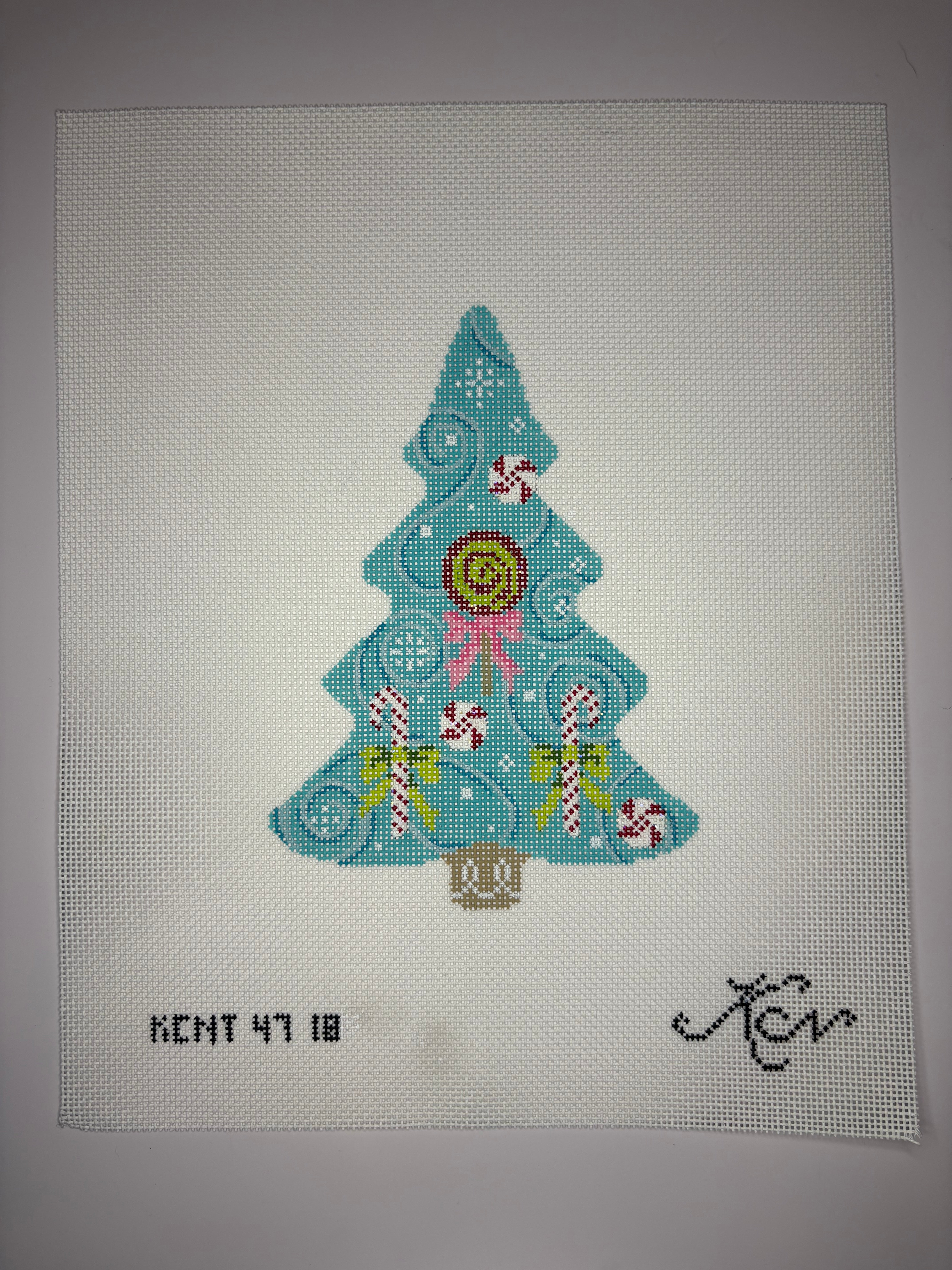 KC-KCNT47-18 Candy Swirls & Flakes Tree and Stitch Guide - MKT3
